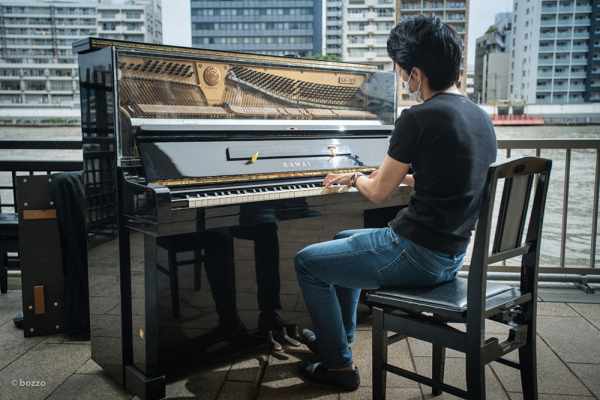street-piano_02_main – 隅田川 森羅万象 墨に夢 – Sumida River Sumi-Yume Art Project